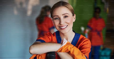 망원경 진공 청소기 지팡이에 기대어 고무 장갑을 끼고 웃는 청소부의 초상화 사진 Unsplash의 한 사람 이미지