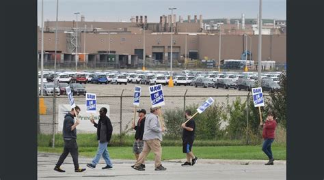 Casi trabajadores de General Motors entran en su segundo día de huelga en EUA El Economista