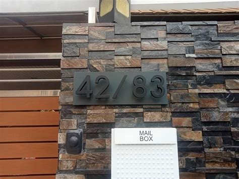 งานติดตั้งป้ายอักษรสแตนเลสแฮร์ไลน์เนื้อเงินทำสีไฟออกหลัง ป้ายบ้านเลขที่ไฟออกหลัง