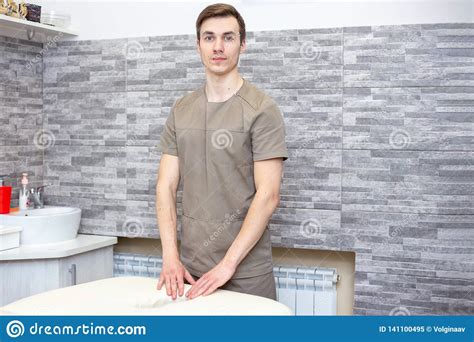 Portr T Eines M Nnlichen Masseurspezialisten In Einer Badekurortmitte