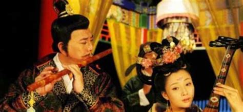 千古絕對夜晚唐明皇上聯二人土上坐楊貴妃柔情下聯想不到