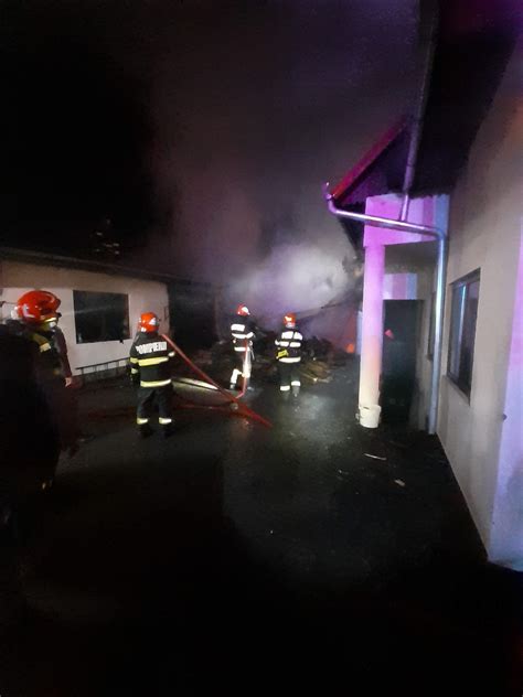Incendiu de proporții la un atelier de prelucrare a lemnului din Sic