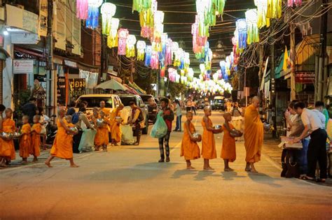 Sertphoto เทศกาลออกพรรษาของชาวอําเภอแม่สะเรียง จังหวัดแม่ฮ่องสอน เรียกว่า