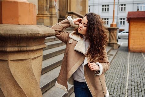 Comment Porter Une Veste En Peau Lainée Avec Style Et élégance Nalou