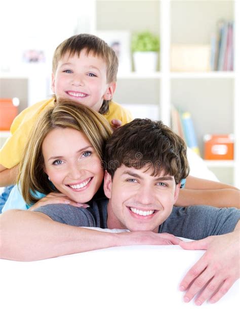 Visages De Sourire Heureux De Jeune Famille Image Stock Image Du Bonheur Masculin