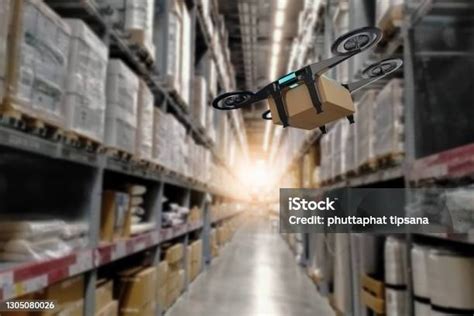컨셉 산업 40 로봇 드론 인공 지능 창고 물류의 자율 로봇 스마트 자동 배달 차량 현대 창고 배송 골판지 상자를 들고 로봇 캐리어와 함께 무인 항공기에 대한 스톡 사진 및
