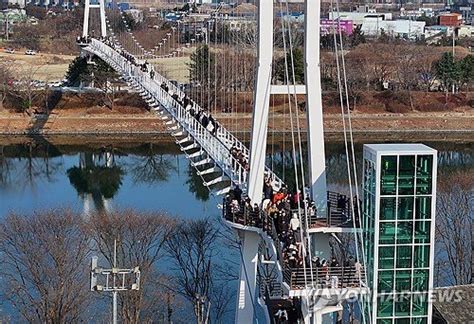 성탄 맞춰 개통한 춘천 의암호 수변 출렁다리 네이트 뉴스
