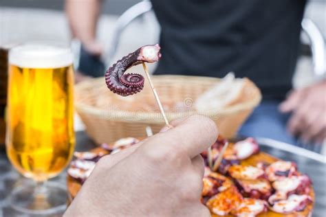Comer Pulpo Saboroso Dos Povos Uma Placa De Madeira De Gallega Do La O