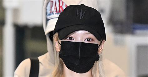 르세라핌 김채원 시원시원한 세미 오프숄더 포토엔hd
