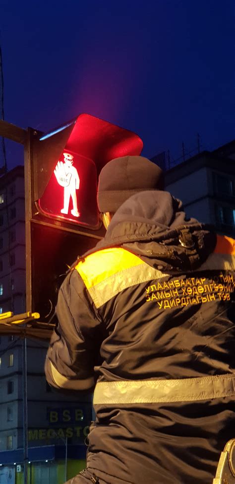 Гэрлэн дохио эмч цагдаагийн дүрсээр асдаг боллоо