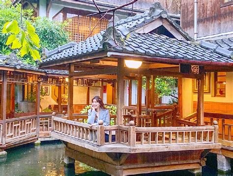台中無為草堂：無為草堂位於台中市南屯區，人文茶館裡充滿古色古香的中式庭園建築，環境很清幽，在茶館裡還有很搶手的包廂！超適合相約三五好友坐在這裡
