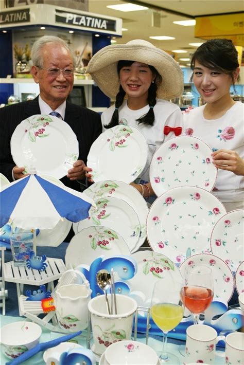 [포토]김동수 한국도자기 회장 도자기에 여름을 담으세요 아시아경제