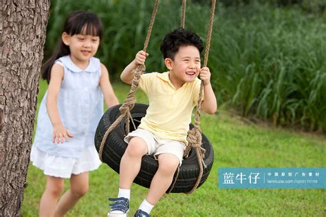 开心儿童荡秋千 蓝牛仔影像 中国原创广告影像素材