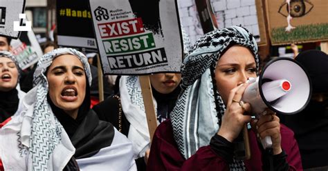 흰색 히잡과 빨간색 긴팔 셔츠를 입은 여자 사진 Unsplash의 무료 런던 이미지