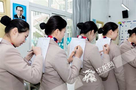 海联美女老师新学期亮“杀手锏” 一张纸征服“准空姐空少”手机凤凰网