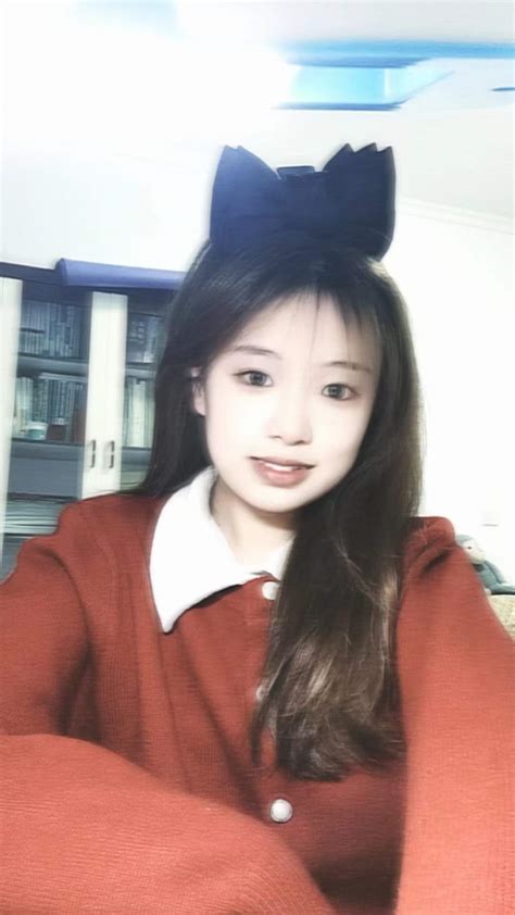可爱圆脸妹妹小黄袜捧起裸足大口tian 章鱼资源网