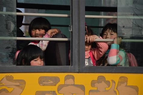 安徽执勤民警发现一校车超载 核载19人实载62人 新闻中心 温州网