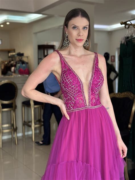 Vestido De Festa Top Bordado Decote V E Saia Babados Em Camadas
