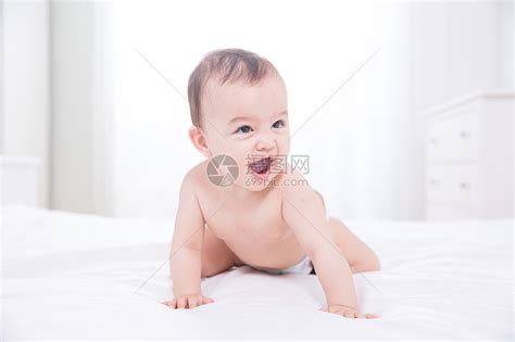 外国婴儿爬行高清图片下载 正版图片501346704 摄图网