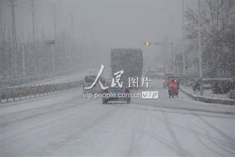 山东威海数九寒天迎来降雪 影响市民出行 人民图片网