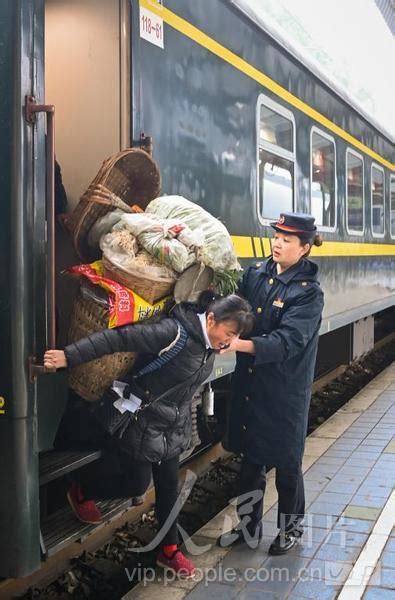 重庆：逛慢火车“年货集市”购年货 人民图片网