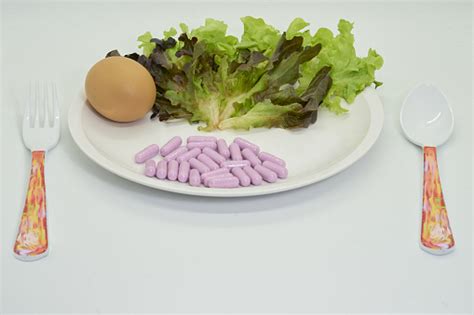 와 계란 샐러드 숟가락 및 포크 의료 개념에서 복사 텍스트 공간을 가진 고립 된 흰색 바탕에 자주색 캡슐 0명에 대한 스톡 사진 및 기타 이미지 Istock