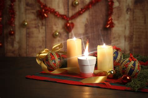 소나무 가지 주위에 크리스마스 테이블 천에 큰 불꽃과 촛불을 점화 Decoupage Baubles 조명 촛불과 보케 효과와 나무