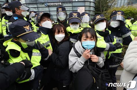 일본대사관 앞에서 경찰과 충돌하는 대학생들 네이트 뉴스