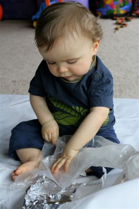 activités gratuites pour stimuler bébé jusquà mois Baby Play Baby Toys Food Film