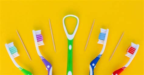 15 Benefits Of Tongue Scraping And How To Do It Properly