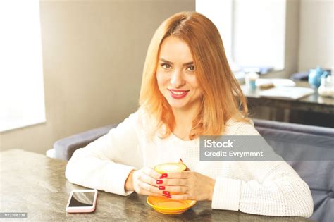 매력적인 Hipster 현대 로프트 카페 커피숍 레스토랑에서 젊은 여자 작가 블로거 디자이너 프리랜서 원격 작업 과정 E쇼핑