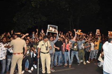 Srk Birthday Pics शाहरुख खान को विश करने मन्नत के बाहर आधी रात को जुटे