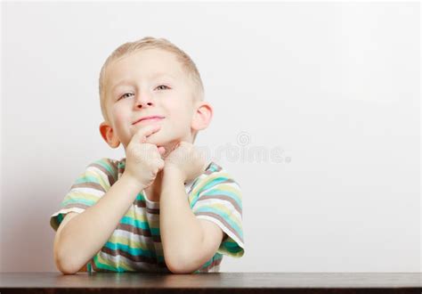 Niño Pensativo Pensativo Rubio Del Niño Del Muchacho Del Retrato En La
