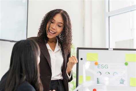 Esg 참여 및 팀 협업 발표자는 워크숍 환경에서 지속 가능성 이니셔티브에 대해 열정적으로 설명합니다 개발에 대한 스톡 사진 및 기타 이미지 Istock
