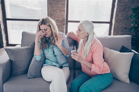 닫 다 사진 두 사람 그녀의 숙 녀 할머니 걱정 가져 물 도움을 제공 진통제를가지고 손 유리 손녀 나 혼자 제스처는 부정 눈물