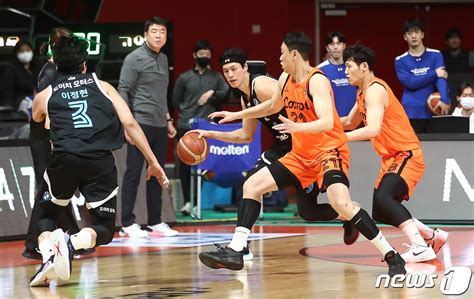캐롯 수비 뚫는 삼성 장민국 네이트 스포츠