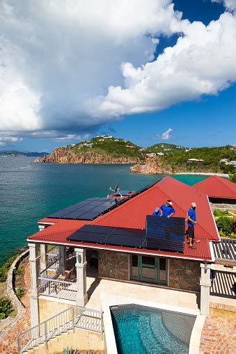 카리브해의 빌라 지붕에 태양전지 패널을 설치하는 작업자 3 명에 대한 스톡 사진 및 기타 이미지 3 명 30 34세 35