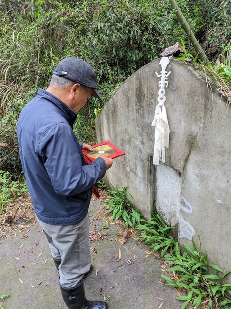 宣智山房——石人 On Twitter 砍坟祭祖，烧纸凭吊 老爷子开始：观山寻龙，分金定穴