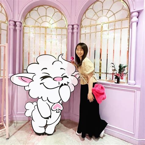 袴田彩会さんのインスタグラム写真 袴田彩会instagram 「全てがピンクの可愛いカフェ💓 1枚目の写真、私とキャラクターの顔が似てる