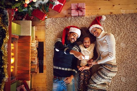 年轻幸福家庭的圣诞自拍