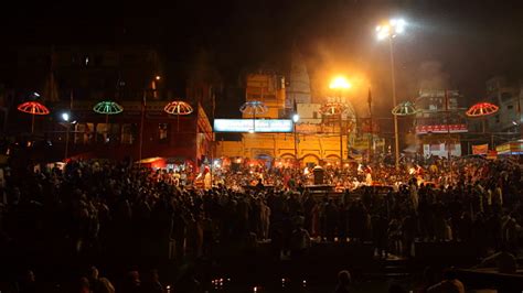 바라나시 인도2013 년 2 월 11 일 A 힌두교 사제 바라나시 Ganga Aarti 의식을 수행합니다 화재 Puja는 갠지스