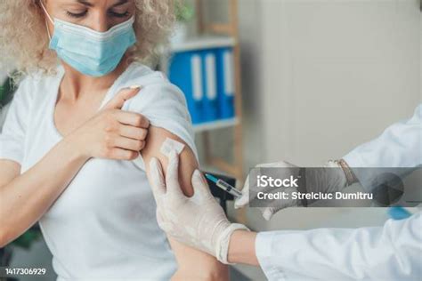코로나 바이러스에 대한 예방 접종을받는 안면 마스크를 가진 여성 치료 의사의 손 코로나 바이러스 예방 접종 바이러스 보호 2명에