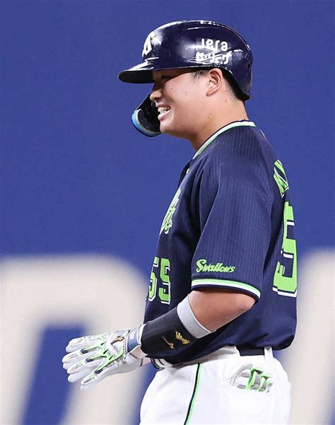 ＜中・ヤ＞4回、村上は先制の適時二塁打を放ち、ベンチからの声に笑顔で返す村上（撮影・椎名 航） ― スポニチ Sponichi Annex 野球