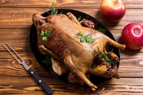 Утка с яблоками в духовке простой и вкусный рецепт как приготовить