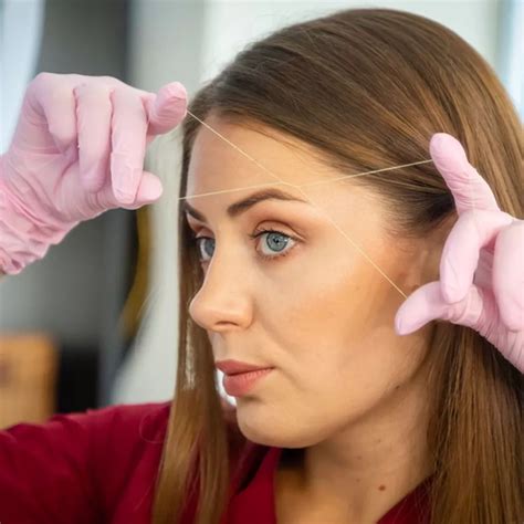 إزالة شعر الحواجب بالخيط لماذا هي الأفضل؟ مجلة سيدتي
