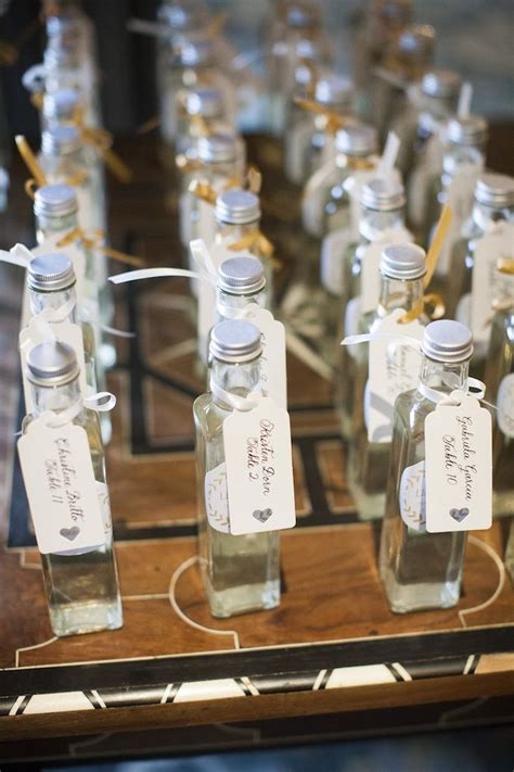 kleine flaschen mit anhängern idee gastgeschenke hochzeit Bomboniere