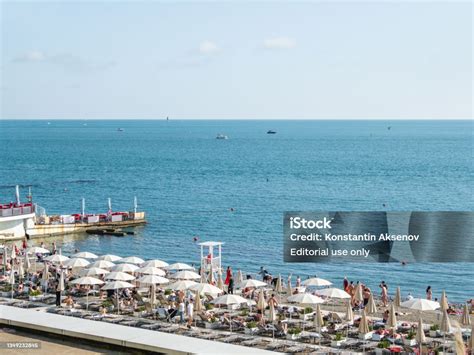 해변 우산 아래 일광욕 용 라운저에서 해변에서 휴식을 취하는 사람들 해변에서 휴가 흑해 연안의 화창한 날 갑판 의자에 대한 스톡 사진 및 기타 이미지 Istock