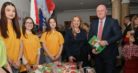 Дeца от 26 училища и детски градини се включиха в първомартенски благотворителен базар в МОН