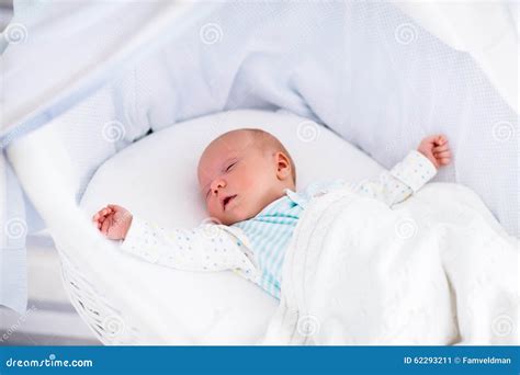 Милый Newborn младенец в белой кровати Стоковое Изображение