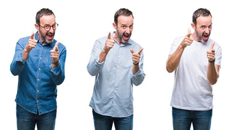 행복 하 고 재미 있는 얼굴로 카메라를 손가락을 가리키는 격리 된 배경 위에 서 있는 잘생긴 수석 노인의 남자 콜라주 좋은 에너지와 느낌입니다 가리키기에 대한 스톡 사진 및